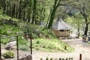 Prehistoric Lodge (Auvergne-Rhône-Alpes, Ardèche, Arrondissement de Largentière, Vallon-Pont-d'Arc, Vieille Route du Pont d'Arc), otel