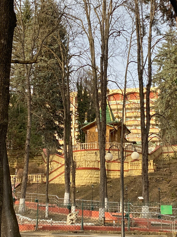 Şapel, haç anıtı Храм-часовня святого великомученика и целителя Пантелеймона, Kislovodsk, foto