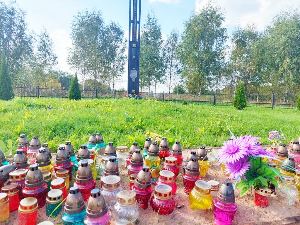 Anıt, heykel Мемориал памяти уничтоженных жителей Росицы, Vitebskaya oblastı, foto