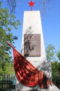 Братская могила пожарных, погибших при тушении пожара 7 июля 1943 г. (Samara Region, Chapayevsk, Gorodskoye kladbishche), anıt, heykel  Çapayevsk'ten