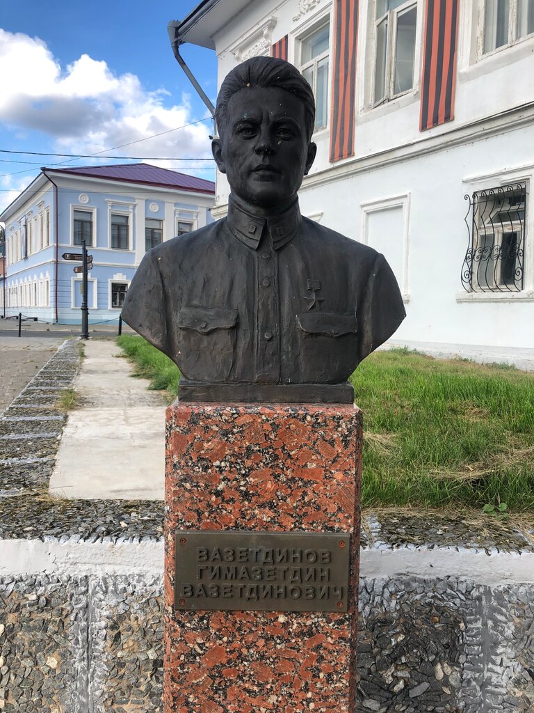 Anıt, heykel Бюст Героя Советского Союза Вазетдинову Гимазетдину Вазетдиновичу, Alabuğa, foto