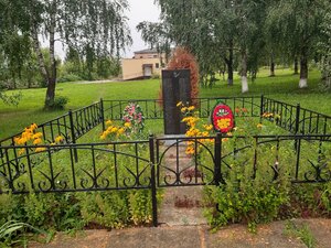 Воинам-землякам, погибшим на фронтах Великой Отечественной войны (Kaluga Region, Meshchovskiy rayon, selskoye poseleniye Molodyozhny, derevnya Torkotino), anıt, heykel  Kalujskaya oblastından