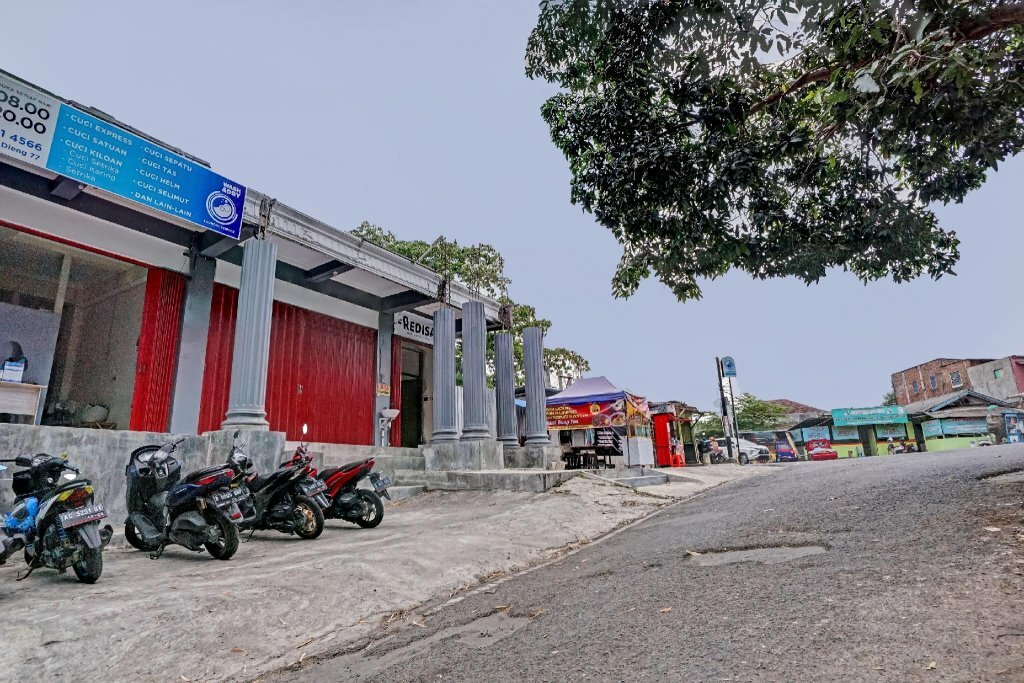 Otel Oyo 90544 Grand Redisa, Malang, foto