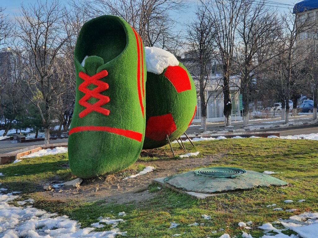 Park, sokak heykeli Мяч и бутса, Novorossiysk, foto