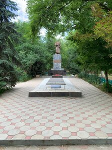 Братская могила (Volgograd Region, Dubovka, Tsentralny park), anıt, heykel  Dubovka'dan