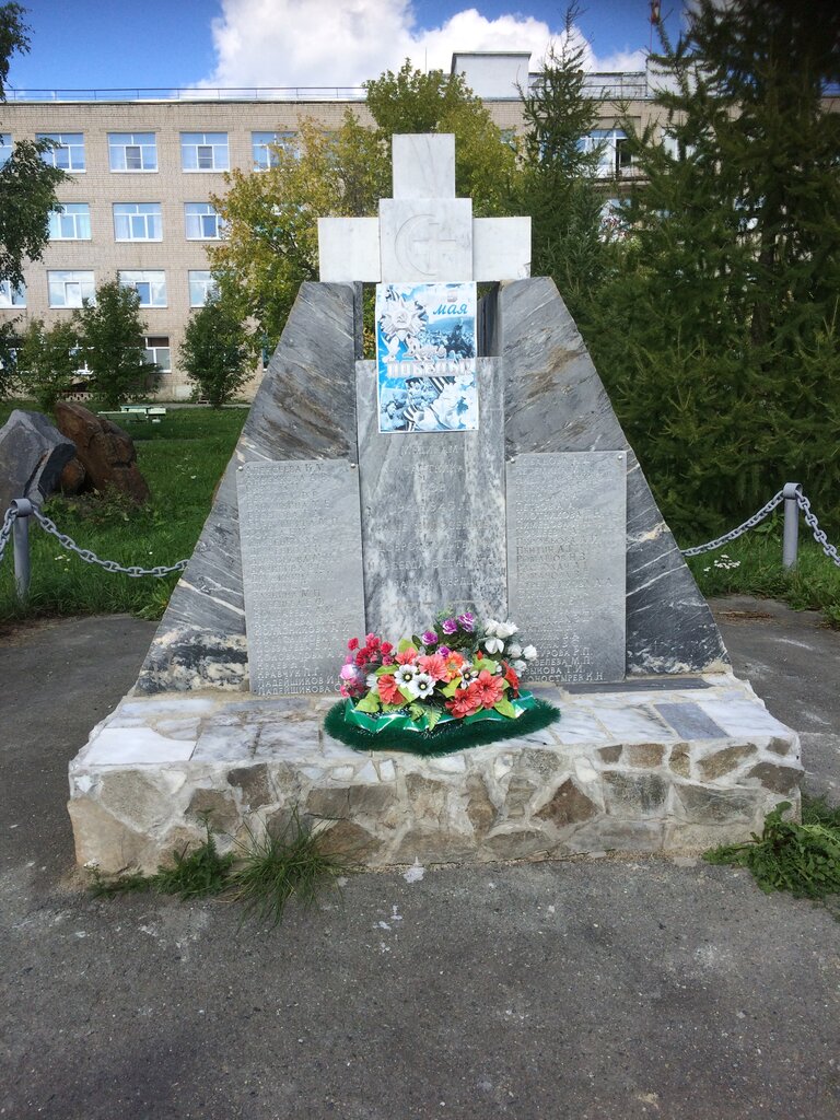 Anıt, heykel Монумент медикам-фронтовикам Великой Отечественной войны, Sysert, foto
