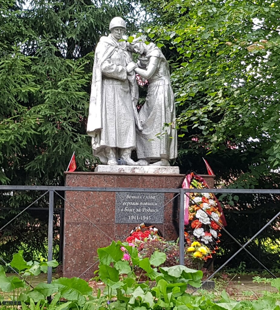 Anıt, heykel Братская могила, Kalujskaya oblastı, foto