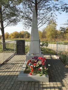 Братское захоронение лётчиков 731 и 964 истребительных авиационных полков (Vologodskiy munitsipalny okrug, posyolok Dubrovskoye, Orekhovaya ulitsa), anıt, heykel  Vologodskaya oblastından