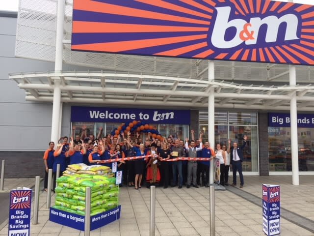 Şans oyunları B&m Store, Kingston upon Hull, foto