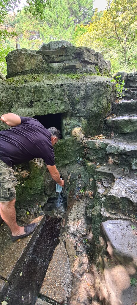 Pınar, çay Spring, stream, Kırım Cumhuriyeti, foto