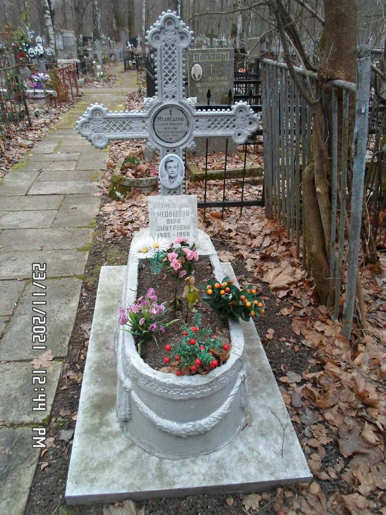 Ünlü kişilerin mezarları Актриса Вера Дмитриевна Медведева, Saint‑Petersburg, foto