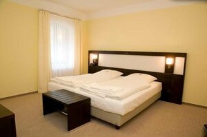 Hotel Am Tiefwarensee (Mecklenburg-Vorpommern, Mecklenburgische Seenplatte, Waren, Richard-Wossidlo-Straße), otel  Waren'dan