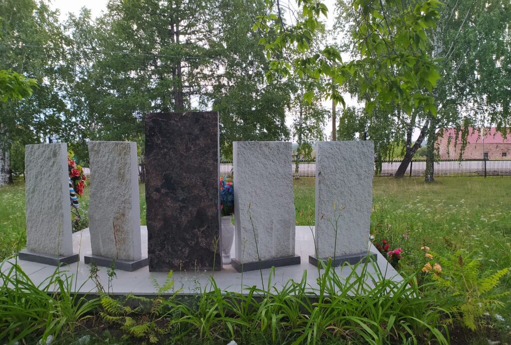 Anıt, heykel Односельчанам, павшим в годы Великой Отечественной войны, Sverdlovskaya oblastı, foto