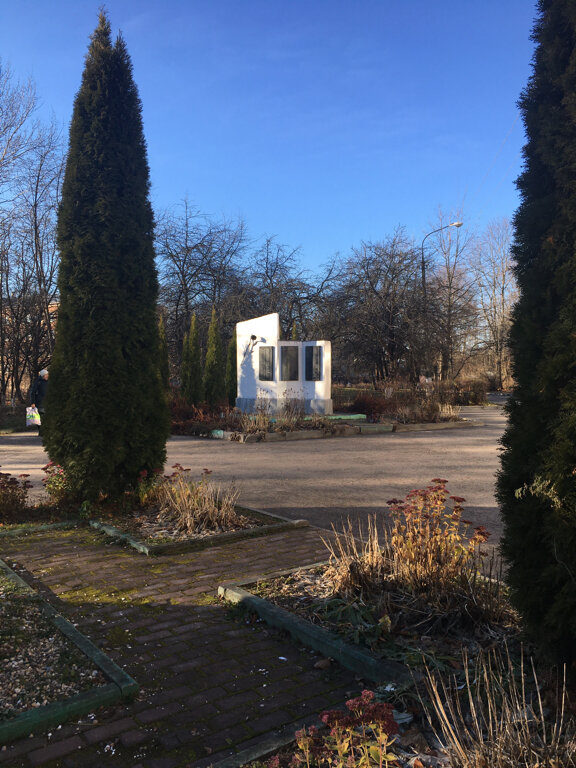 Anıt, heykel Стела с именами 146 учеников школы, отдавших жизнь за Родину, Zvenigorod, foto