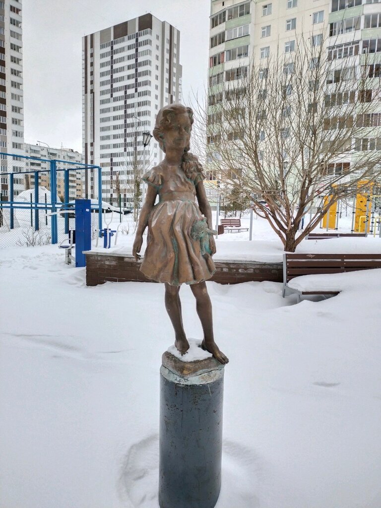 Park, sokak heykeli Девочка с мишкой, Novosibirsk, foto