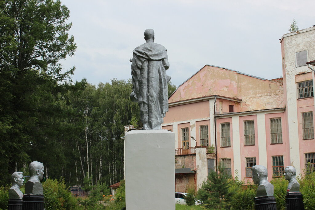 Anıt, heykel Мемориал Великой Отечественной войны, Kineşma, foto