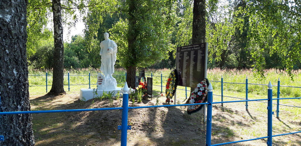 Anıt, heykel Братская могила, Kalujskaya oblastı, foto