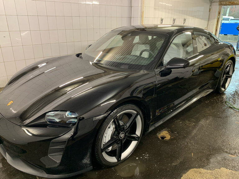 Oto yıkama Car Wash Red Banner, Saint‑Petersburg, foto