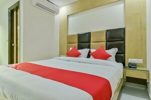 Vaccinated Staff- Oyo 28237 Hotel Bramhaputra (New Delhi, Paharganj), otel  Delhi'den