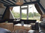 Alluring Holiday Home in Stramproy With Private Terrace (Limburg, Weert, Lochtstraat, 26), kısa süreli konaklama  Limburg'dan