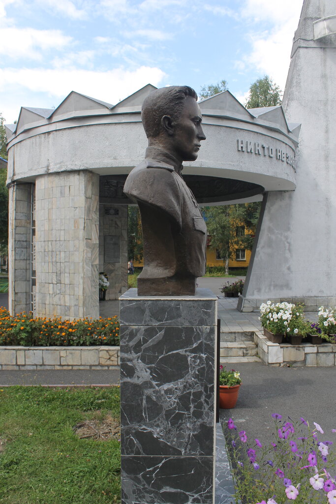 Anıt, heykel Бюст М.Г. Харькова, Taştagol, foto