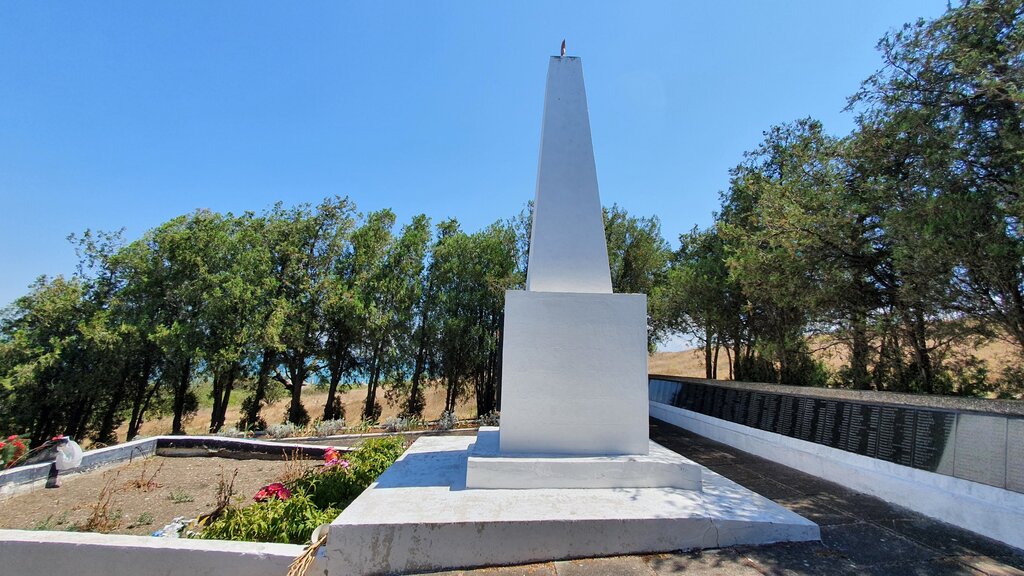 Anıt, heykel Братская могила советских воинов, 1941-1944 гг., Kerç, foto