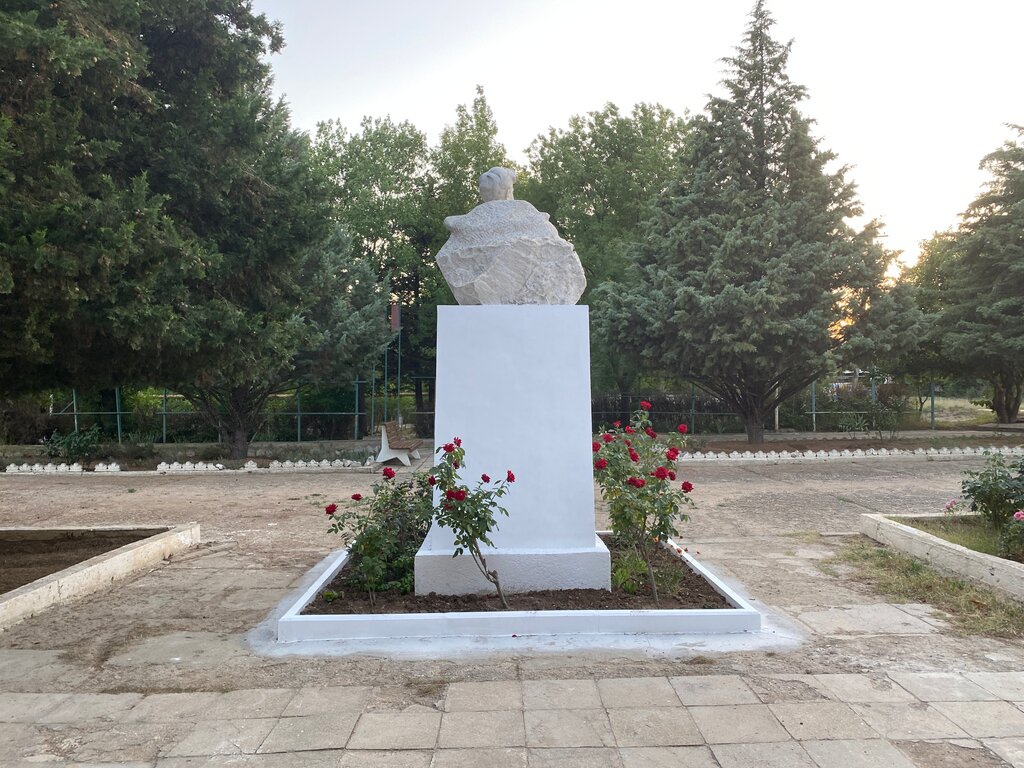 Anıt, heykel Герою Советского Союза П.Д. Осипенко, Sevastopol, foto