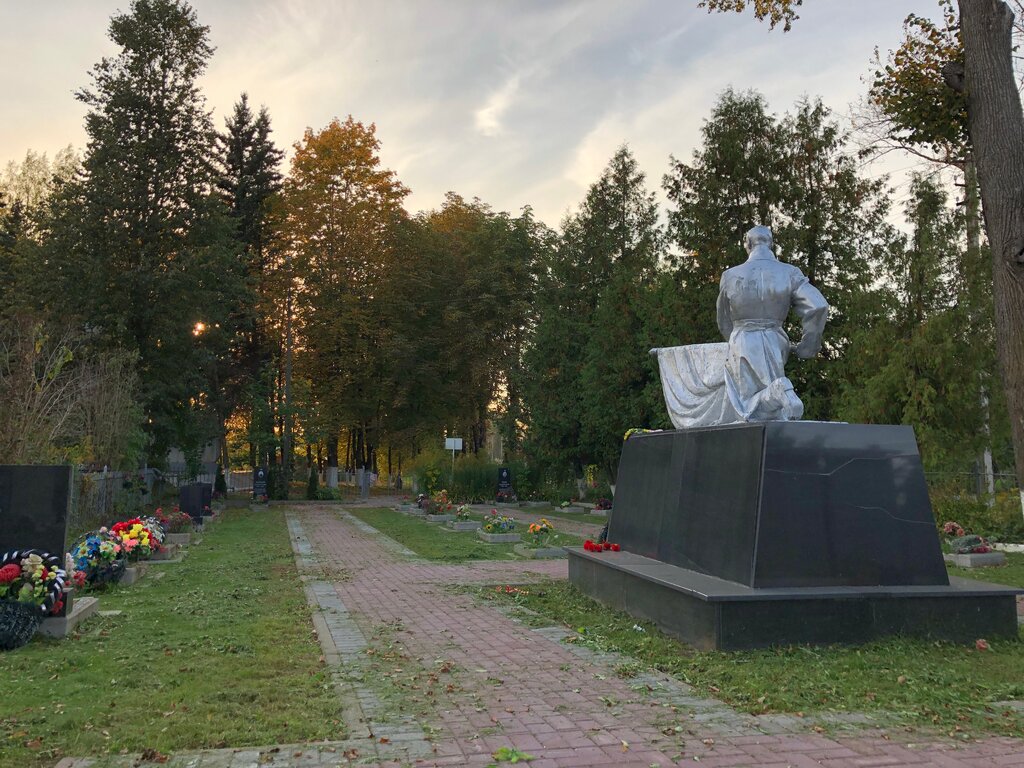 Anıt, heykel Братское кладбище воинов Советской Армии, погибших в 1944 году, Pskovskaya oblastı, foto