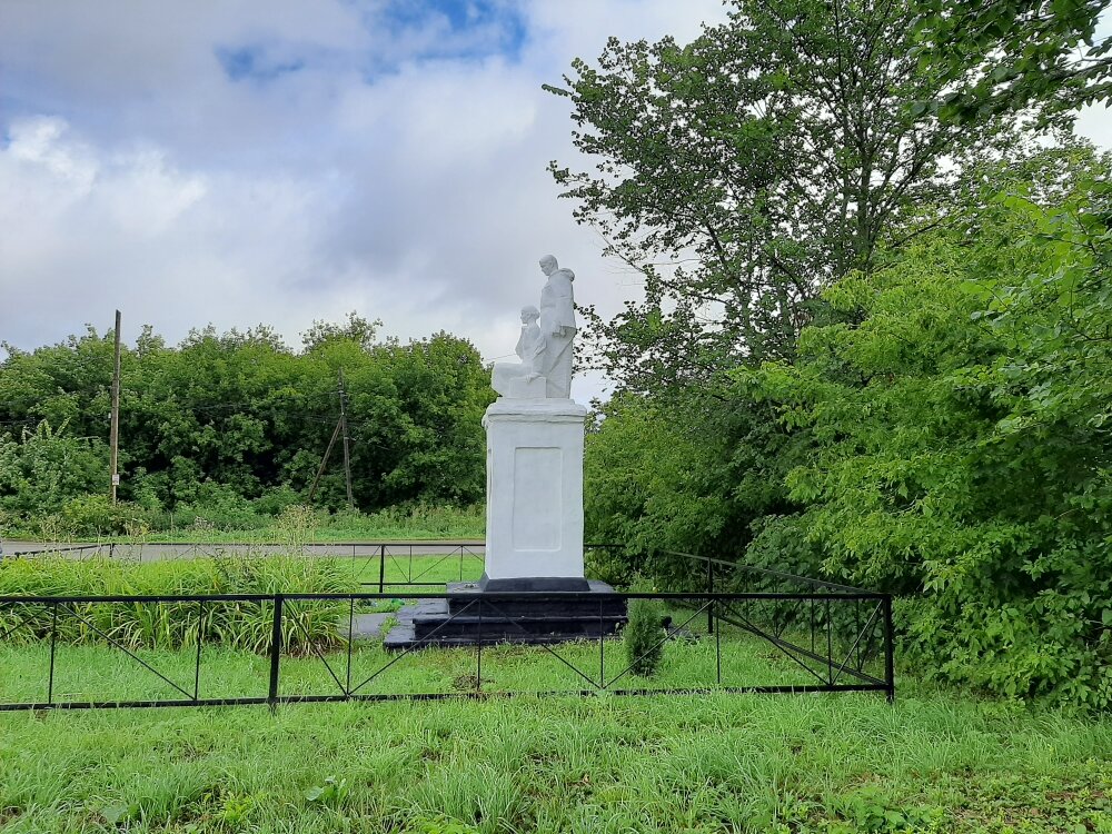 Anıt, heykel Скорбящая мать, Korablino, foto