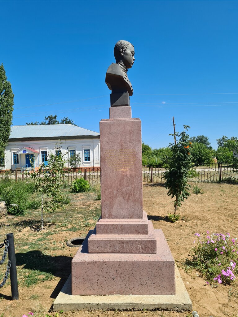 Anıt, heykel Бюст полного кавалера ордена Славы Пена Игоря Петровича, Saratovskaya oblastı, foto