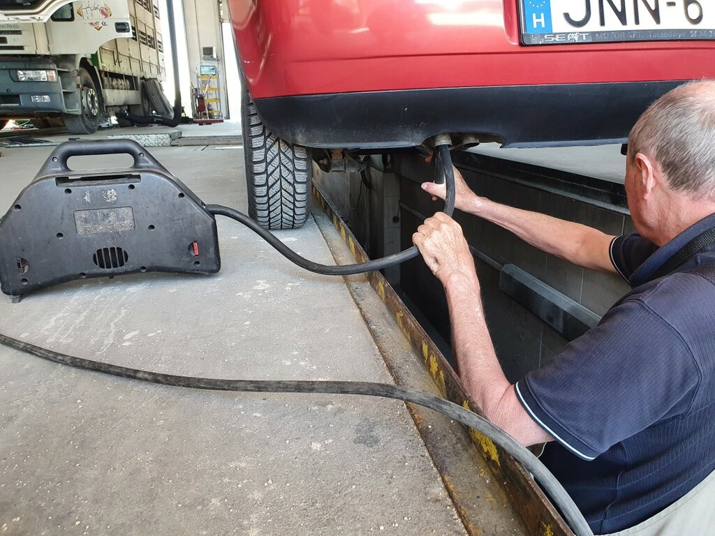 Oto aksesuarları Bodor és Szücs Autószerviz, Veszprém, foto