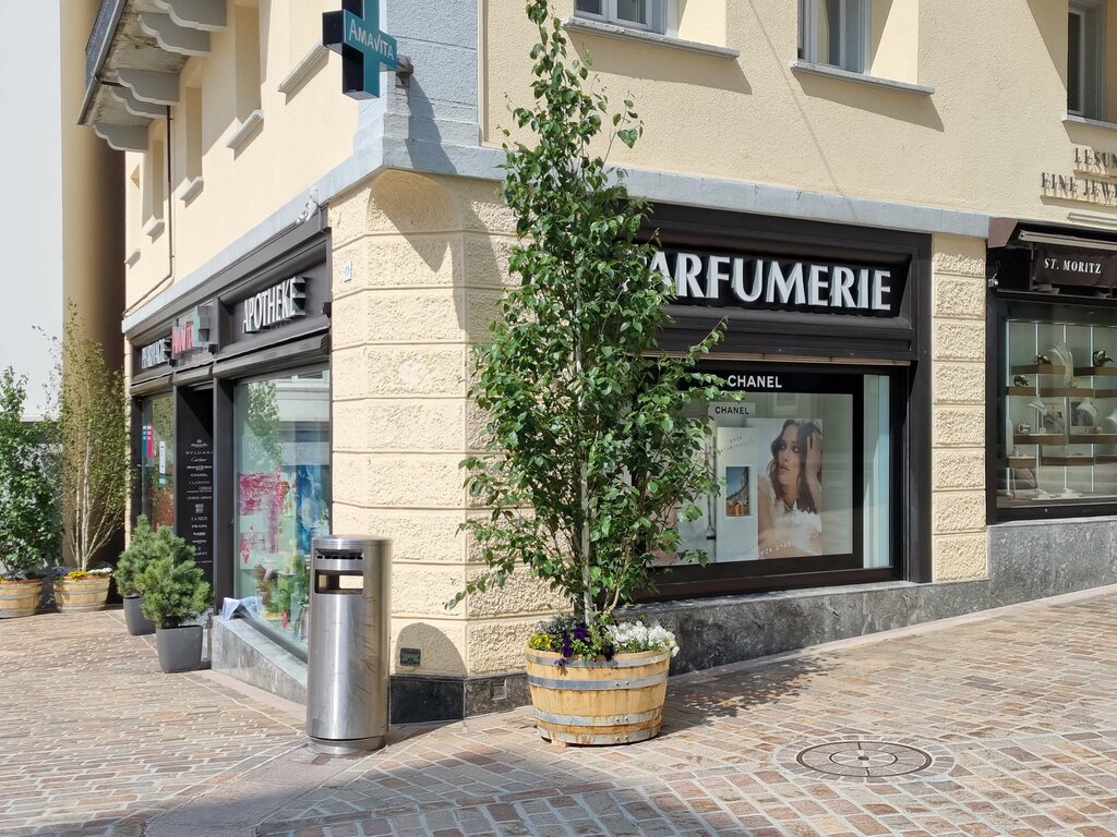 Kozmetik ve parfümeri mağazaları Amavita Corviglia, St. Moritz, foto