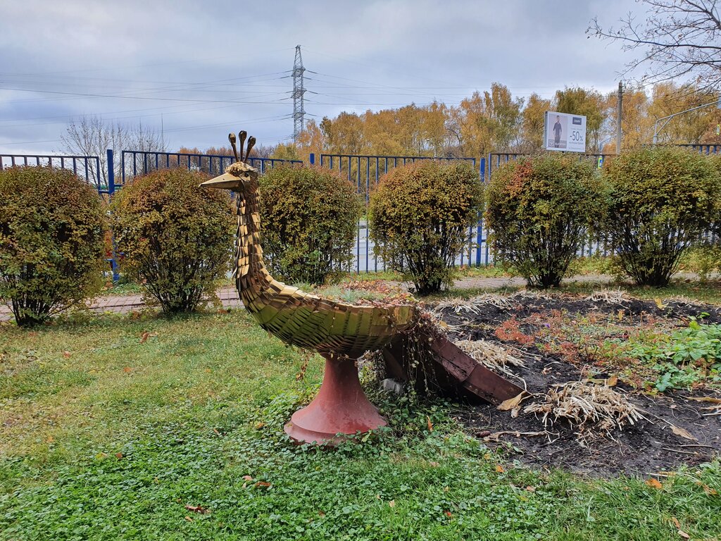 Park, sokak heykeli Павлин, Moskova, foto