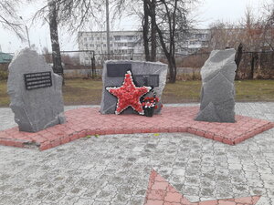 Павшим в локальных войнах (Sverdlovsk Region, Tavda, Upravleniye), anıt, heykel  Tavda'dan
