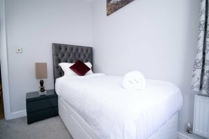 2 Bedroom Spacious Contractor House With Parking by Firoz Property Management (England, Hampshire County, Farnborough, Lynchford Road), otel  İngiltere'den