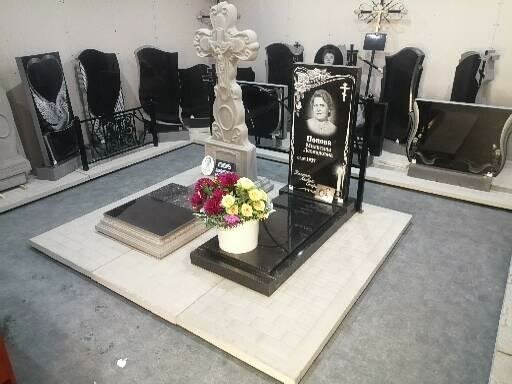 Heykel ve mezarlık taşı üreticileri Памятники из гранита в Писцово, İvanovskaya oblastı, foto