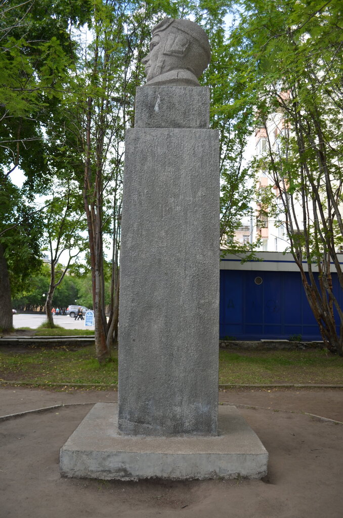 Anıt, heykel Б.Ф. Сафонов, Severomorsk, foto
