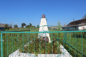 Братская могила 5 советских воинов, погибших в 1943 году в боях с немецко-фашистскими захватчиками (Bryansk Region, Mglinskiy District, Vetlevskoye selskoye poseleniye, selo Oskolkovo), anıt, heykel  Brianskaya oblastından