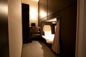 Hearts Capsule Hotel & SPA Nakasu (Fukuoka Prefecture, Fukuoka, Hakozaki Line, Nakasu-Kawabata metro station), otel  Fukuoka'dan