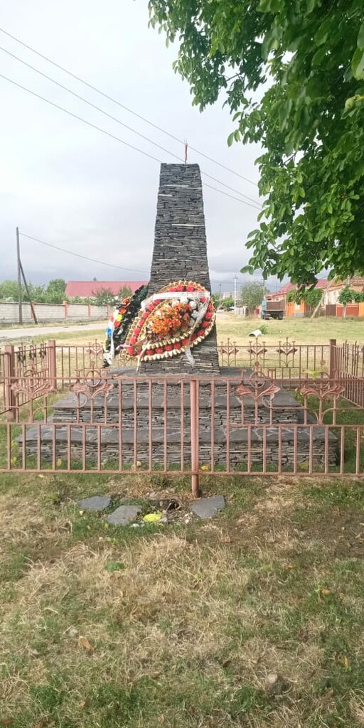 Anıt, heykel Братская могила воинов Советской Армии, Kuzey Osetya‑Alanya, foto