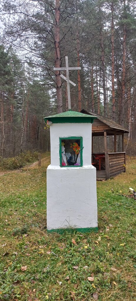 Şapel, haç anıtı Часовня у Бояновичей, Kalujskaya oblastı, foto