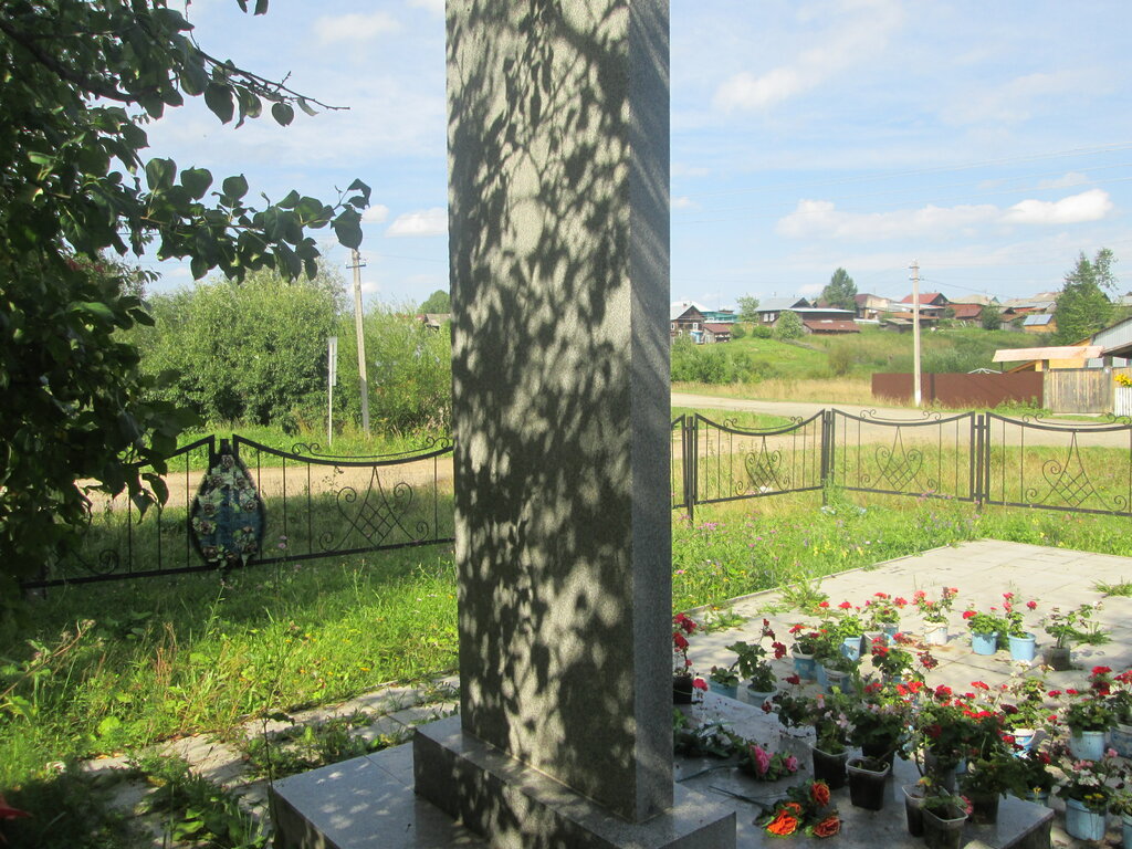 Anıt, heykel Обелиск воинам, павшим в годы Великой Отечественной войны, Sverdlovskaya oblastı, foto