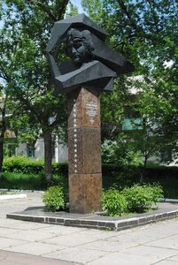 Л.В. Литвяк (Khrustalnyi / Krasnyi Luch, vulytsia Lenina), park, sokak heykeli  Krasnyi Luch'tan