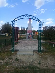 Мемориал воинам, погибшим в годы Великой Отечественной войны (Altai Territory, Krasnoshchyokovskiy rayon, Kharlovskiy selsovet, selo Kharlovo, Kolkhoznaya ulitsa), anıt, heykel  Altayski krayından