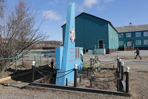 Воинам-землякам погибшим на фронтах Великой Отечественной войны (Republic of Buryatia, Bauntovskiy rayon, poselok Malovskiy, ulitsa Redkovskogo), anıt, heykel  Buriatya'dan