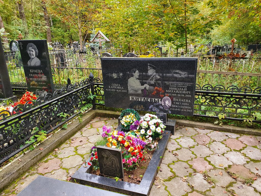 Ünlü kişilerin mezarları Герой Советского Союза Н.М. Китаев, Podolsk, foto