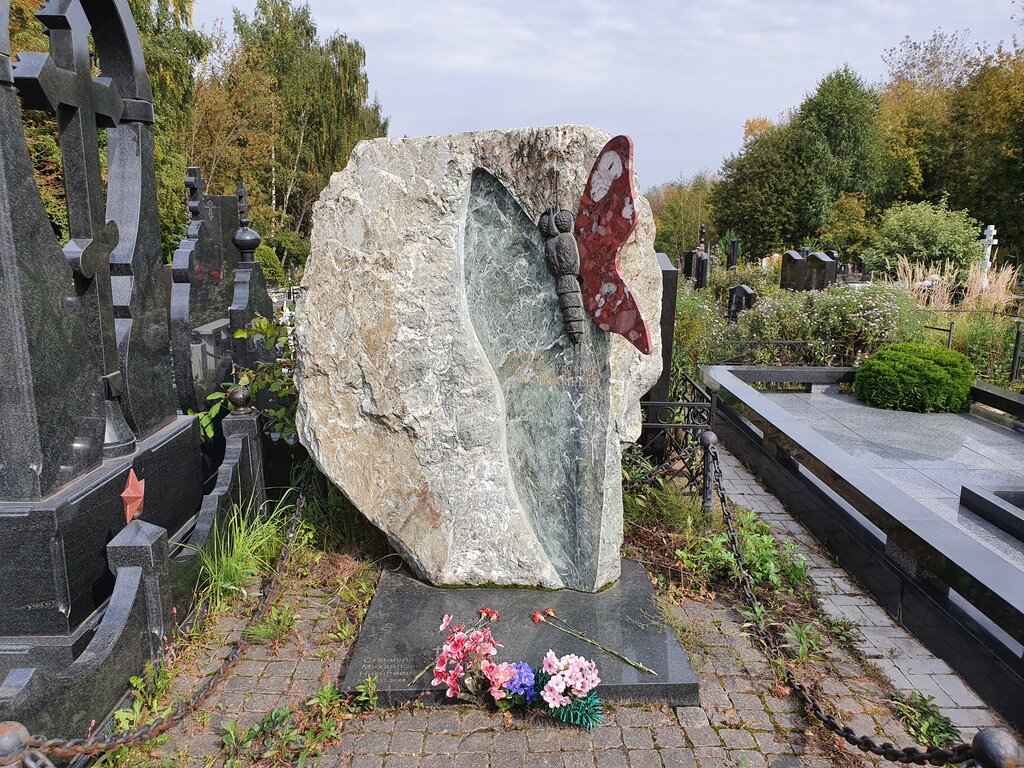 Ünlü kişilerin mezarları Академик, народный художник С.М. Никиреев, Podolsk, foto