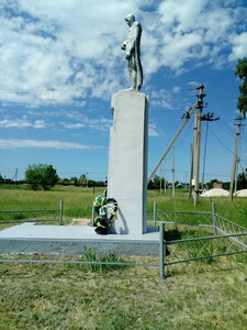Солдат Великой Отечественной войны 1941-1945 гг. (Samara Region, selskoye poseleniye Bogatoye, selo Ivanovka), anıt, heykel  Samarskaya oblastından