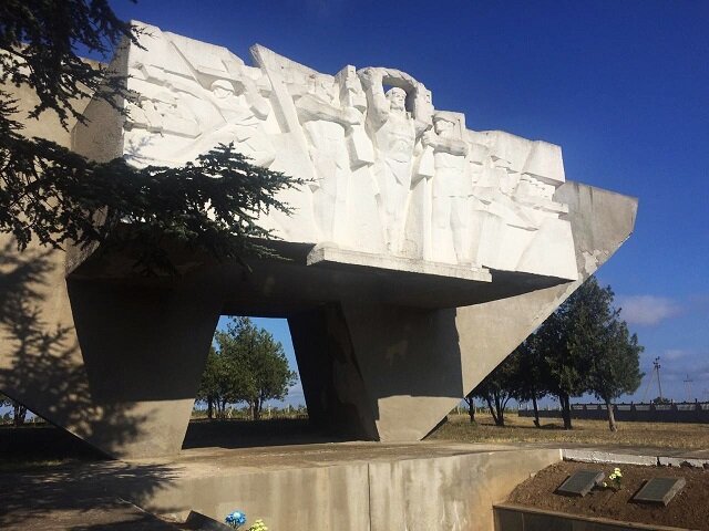 Anıt, heykel Братская могила советских воинов, погибших в боях в 1944 году, Kırım Cumhuriyeti, foto