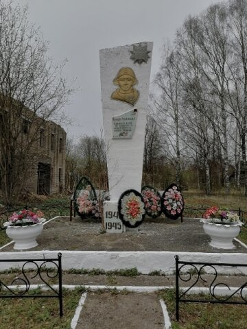 Anıt, heykel Погибшим воинам-ульяновцам, Kirovskaya oblastı, foto